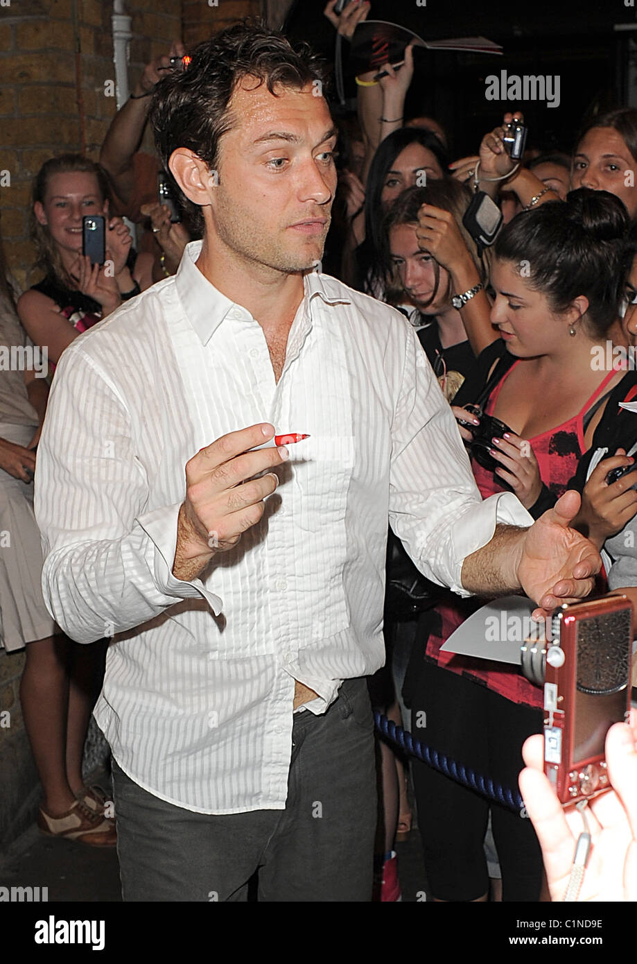 Jude Law is swamped by a huge number of fans wanting his picture and ...