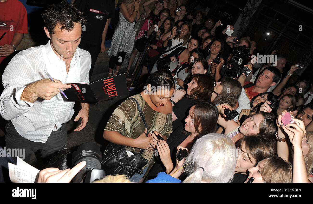Jude Law is swamped by a huge number of fans wanting his picture and ...