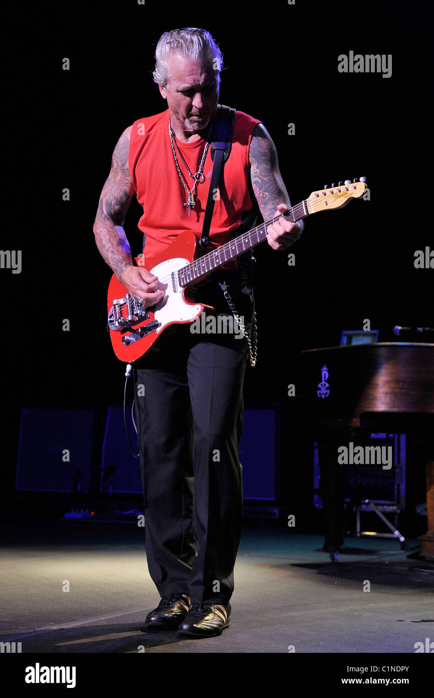 Neil Giraldo performing with wife, Pat Benatar in 'Hard Rock Live ...