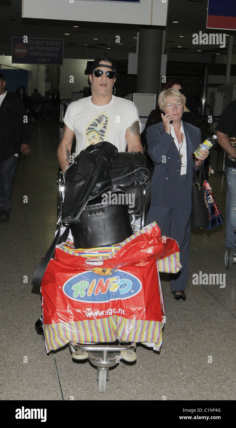 Slash arrives lax airport los hi-res stock photography and images - Alamy