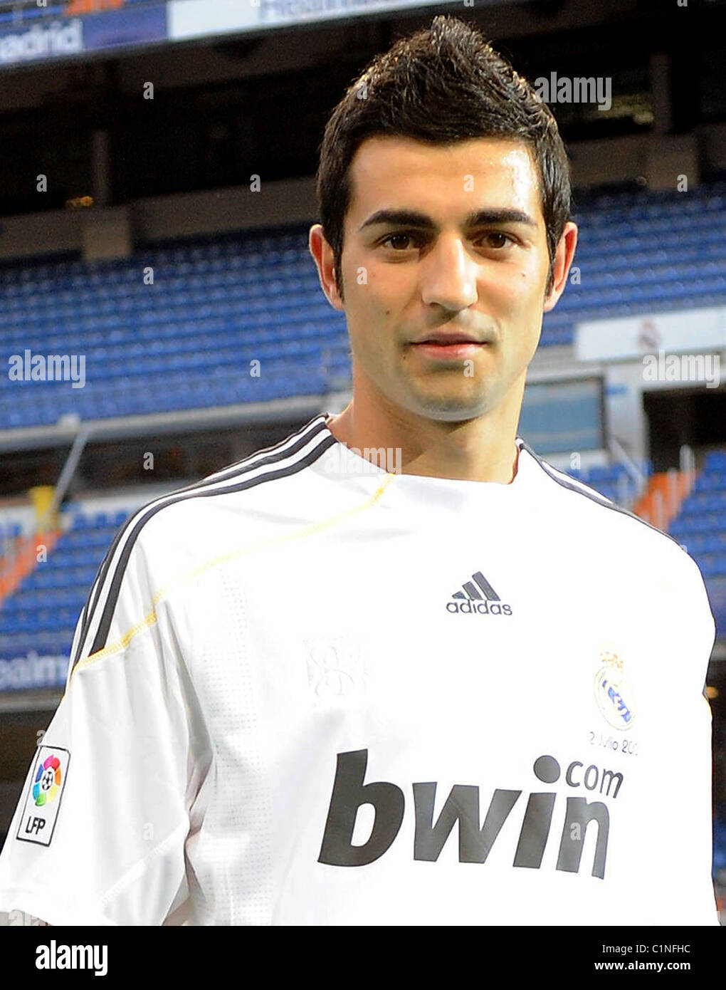 Real Madrid's new player Raul Albiol during the presentation ceremony ...