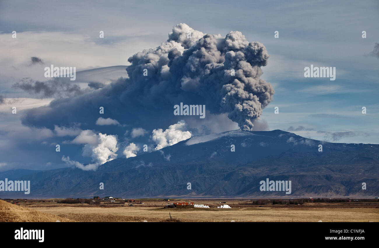 Eyjafjallajokull volcano erupting, Iceland Spring 2010 Stock Photo - Alamy