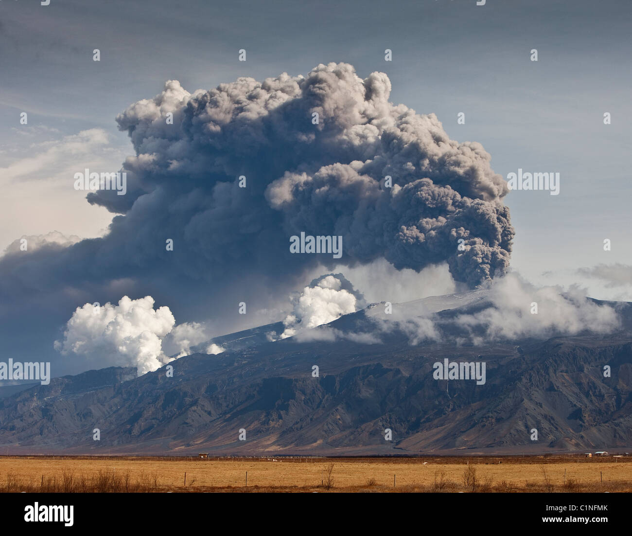 Eyjafjallajokull volcano erupting, Iceland Spring 2010 Stock Photo - Alamy