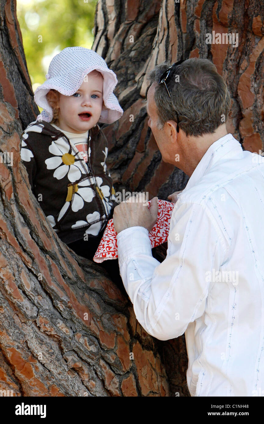 Tom Mahoney Spends time in Brentwood Park with his family Los Angeles ...