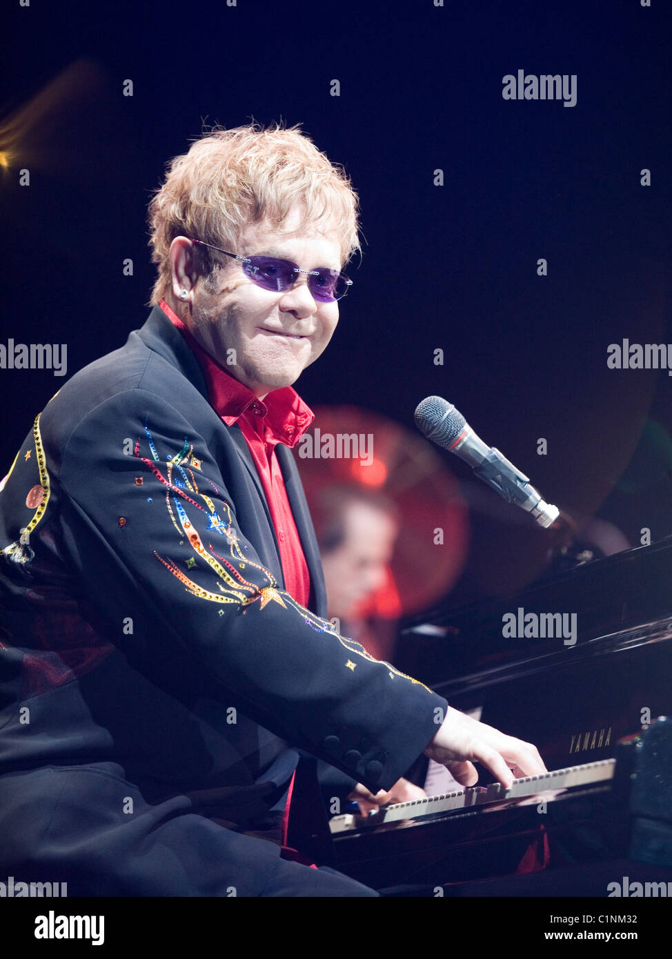 Artist elton john hi-res stock photography and images - Alamy