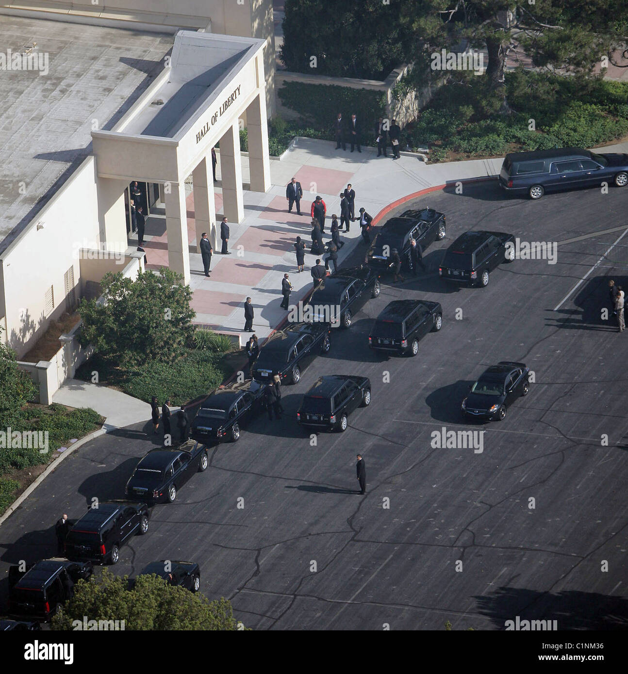 The Jackson family arrive, including Michael's children Paris, Prince ...