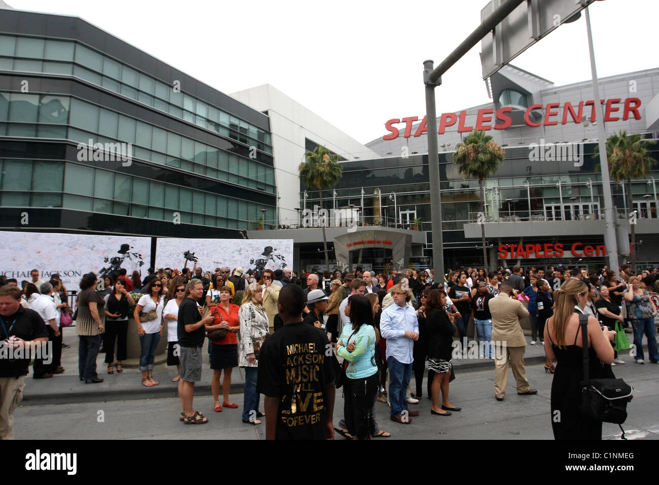 Atmosphere The memorial service for the King of Pop, Michael Jackson ...