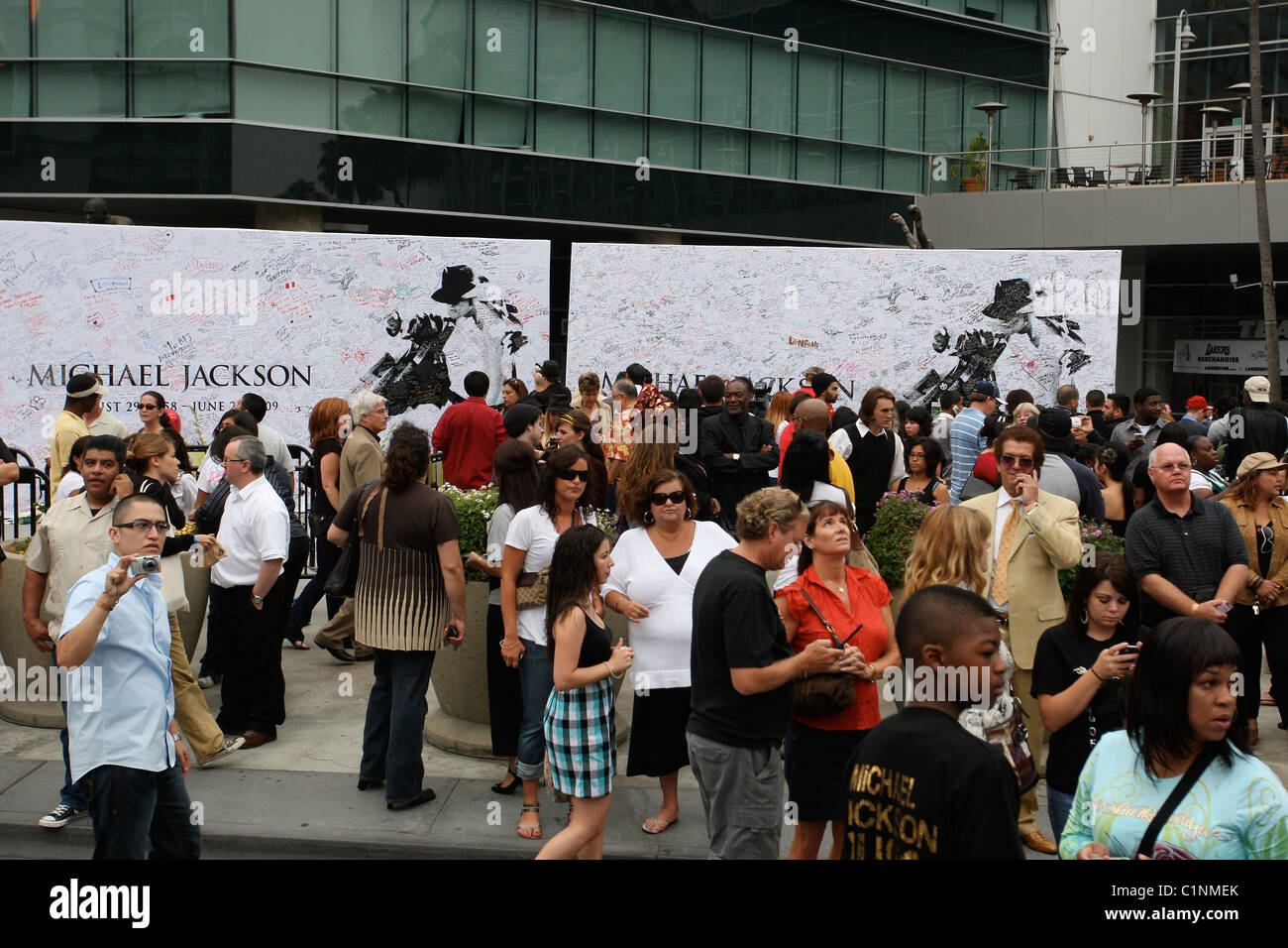 Atmosphere The memorial service for the King of Pop, Michael Jackson ...