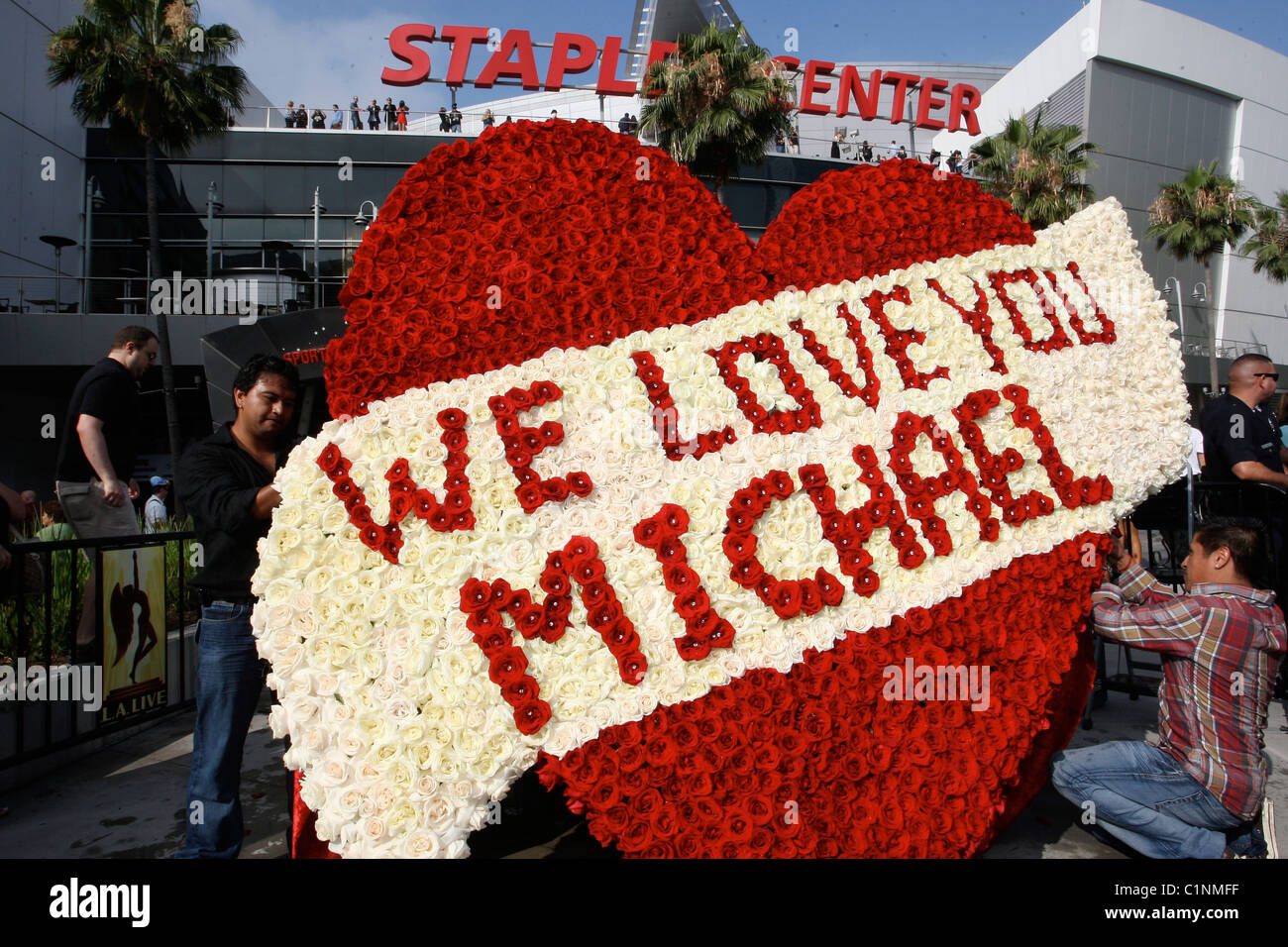 Atmosphere The memorial service for the King of Pop, Michael Jackson ...