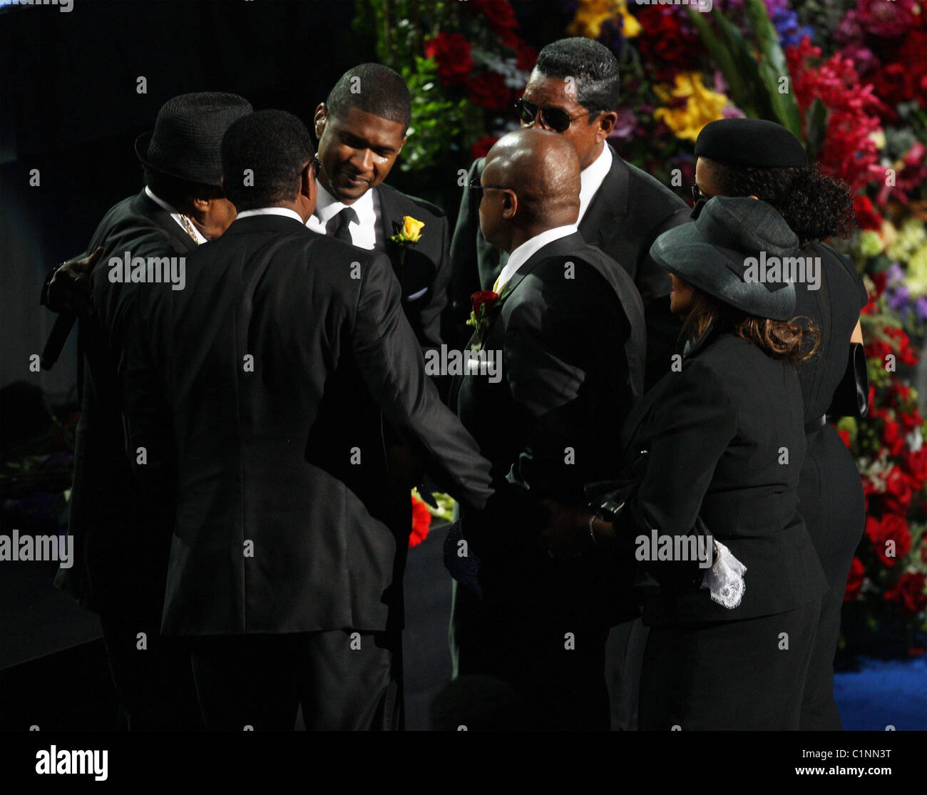 Musician Usher is surrounded by Jackson family members including Joe ...