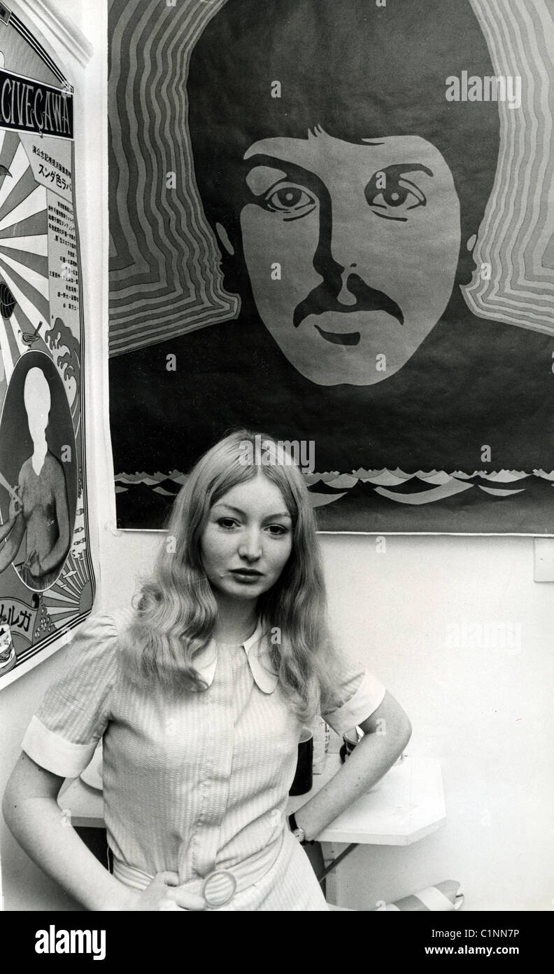 MARY HOPKIN Welsh pop singer in August 1968 Stock Photo - Alamy