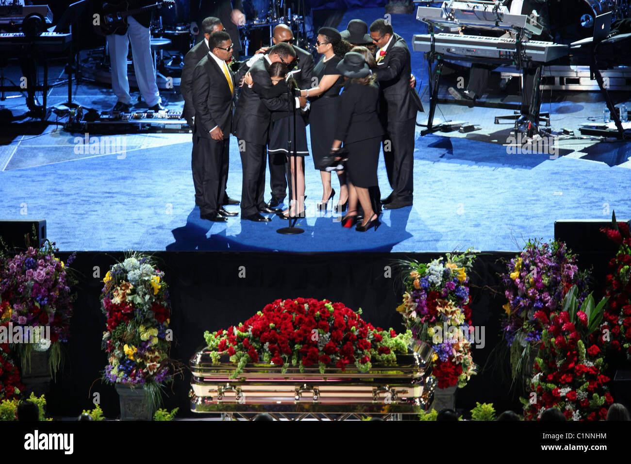 Paris Jackson surrounded by her family The memorial service for the ...
