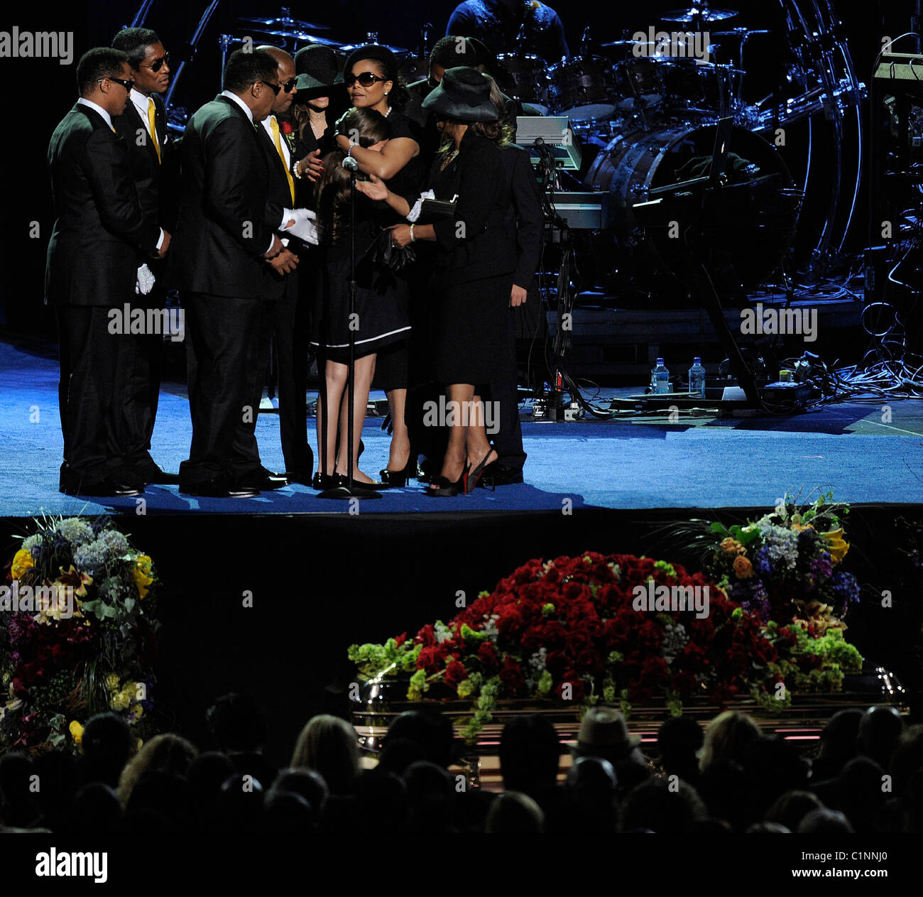 Paris Jackson is surrounded by family members The memorial service for ...