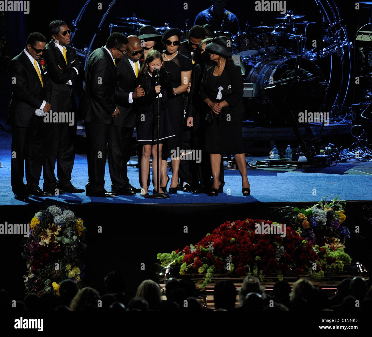 Paris Jackson surrounded by family The memorial service for the King of ...