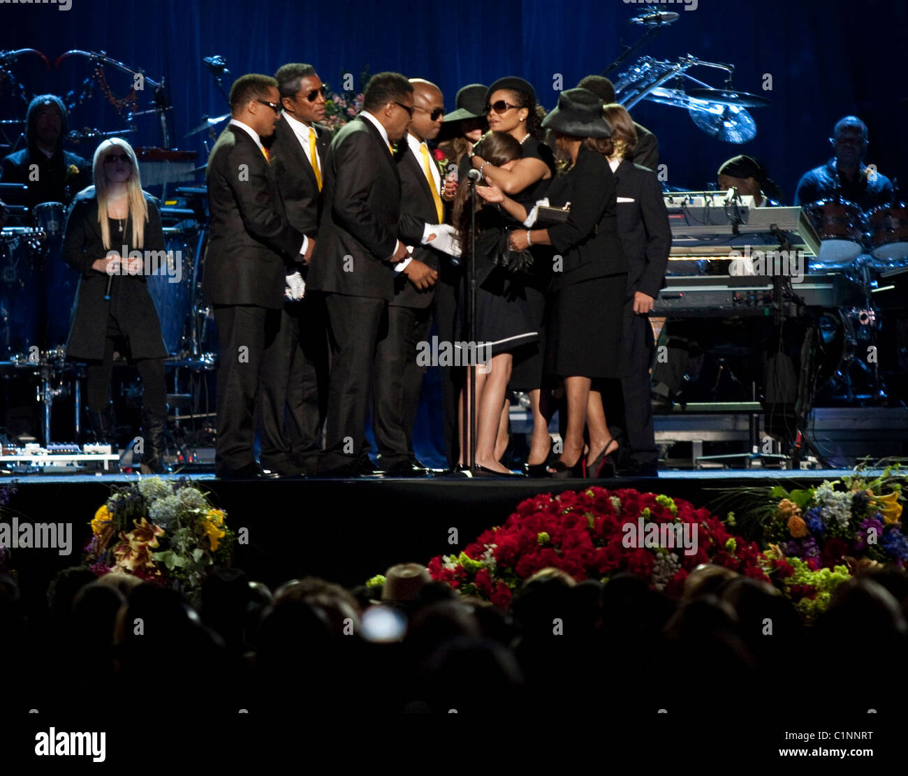 Paris Jackson is surrounded by her family The memorial service for the ...