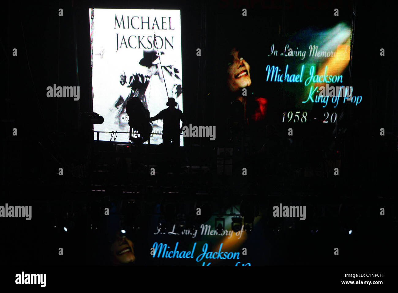 Atmosphere The memorial service for the King of Pop, Michael Jackson ...