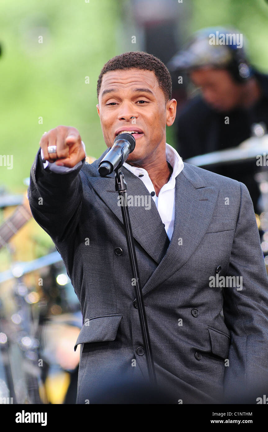 Singer maxwell performing on cbs hi-res stock photography and images ...