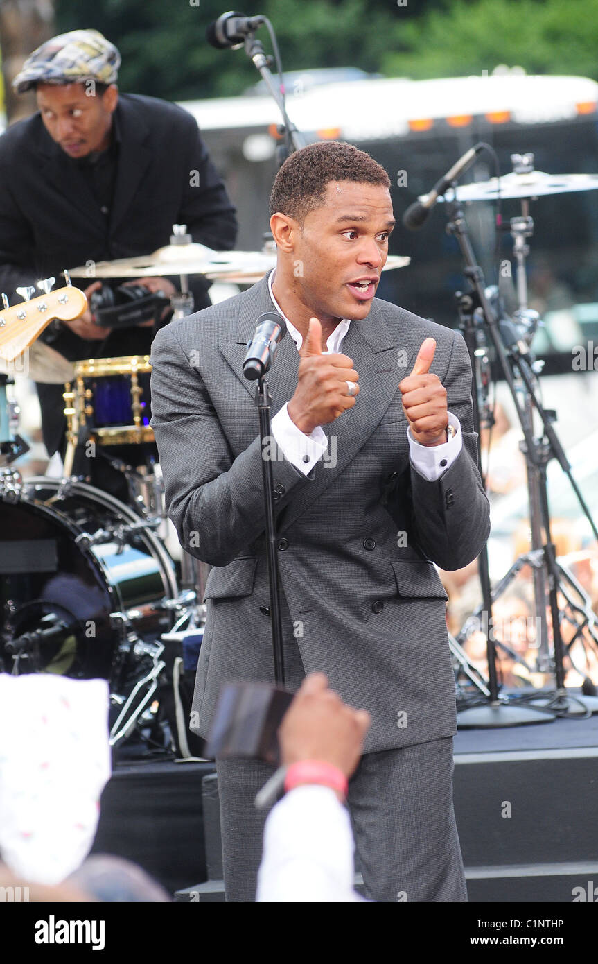 Singer maxwell performing on cbs hi-res stock photography and images ...