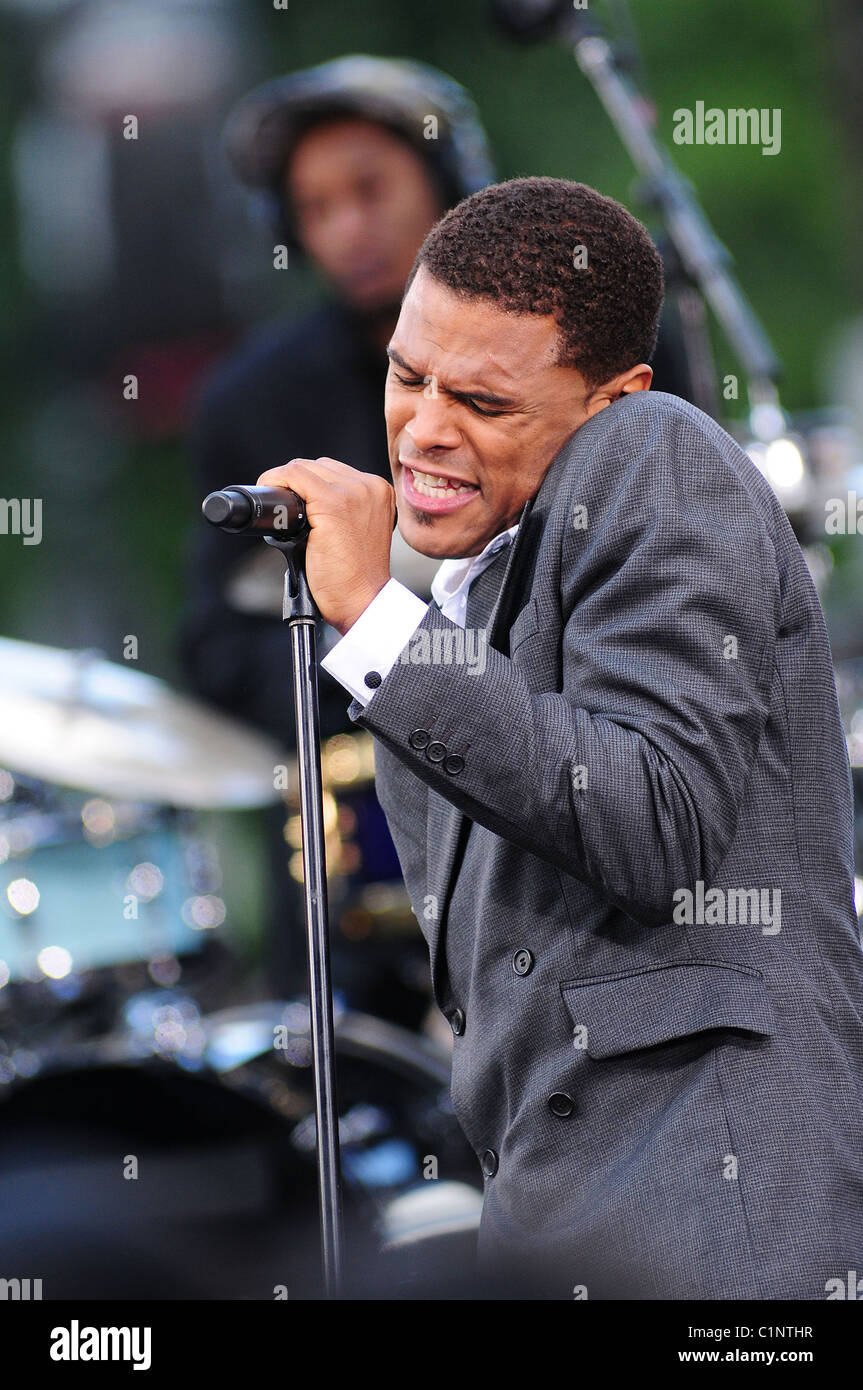 Singer Maxwell performing on the CBS Early Show Summer Concert Series ...