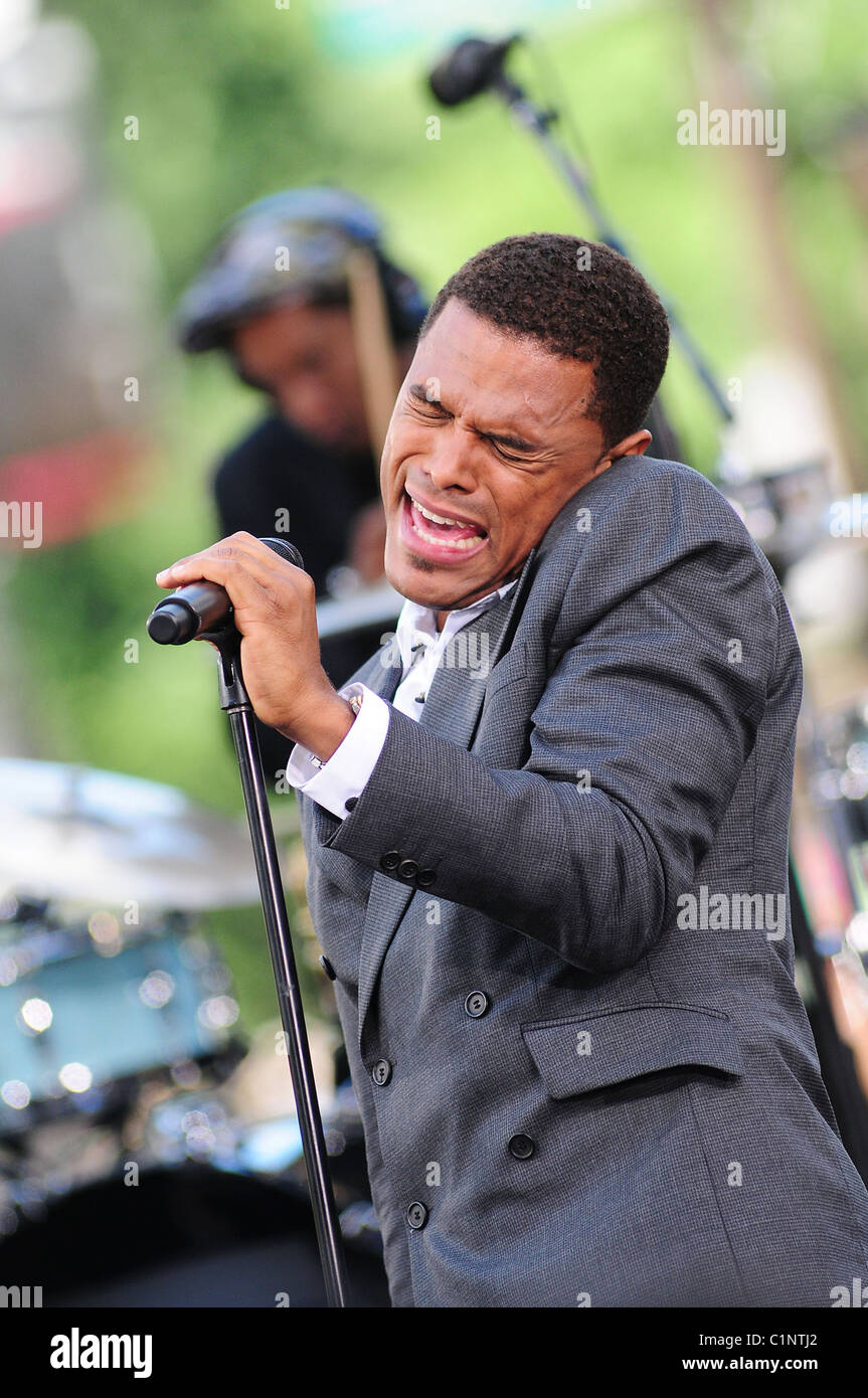 Singer Maxwell performing on the CBS Early Show Summer Concert Series ...