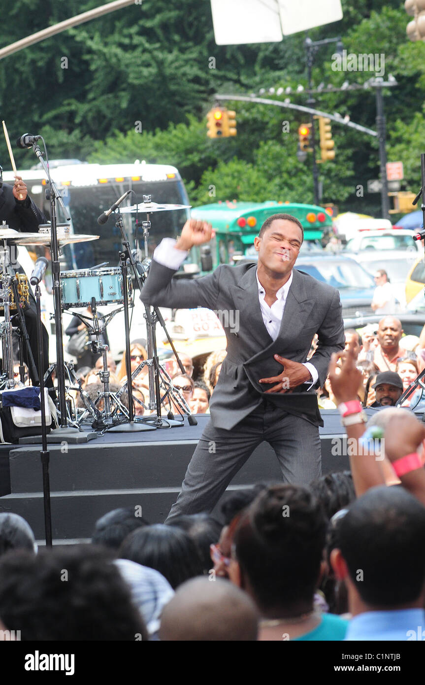 Singer maxwell performing on cbs hi-res stock photography and images ...