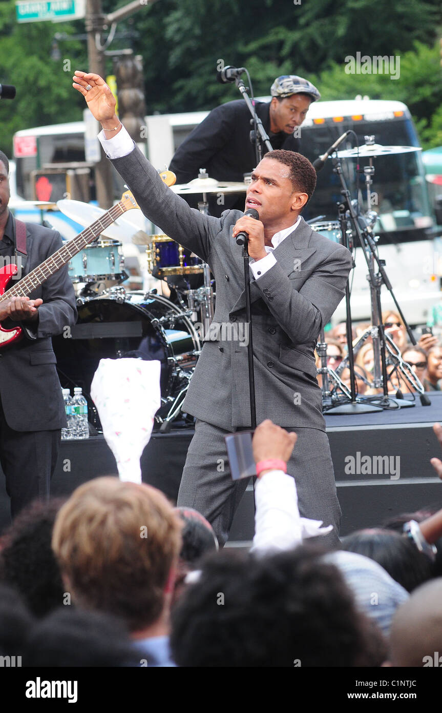 Singer Maxwell performing on the CBS Early Show Summer Concert Series ...