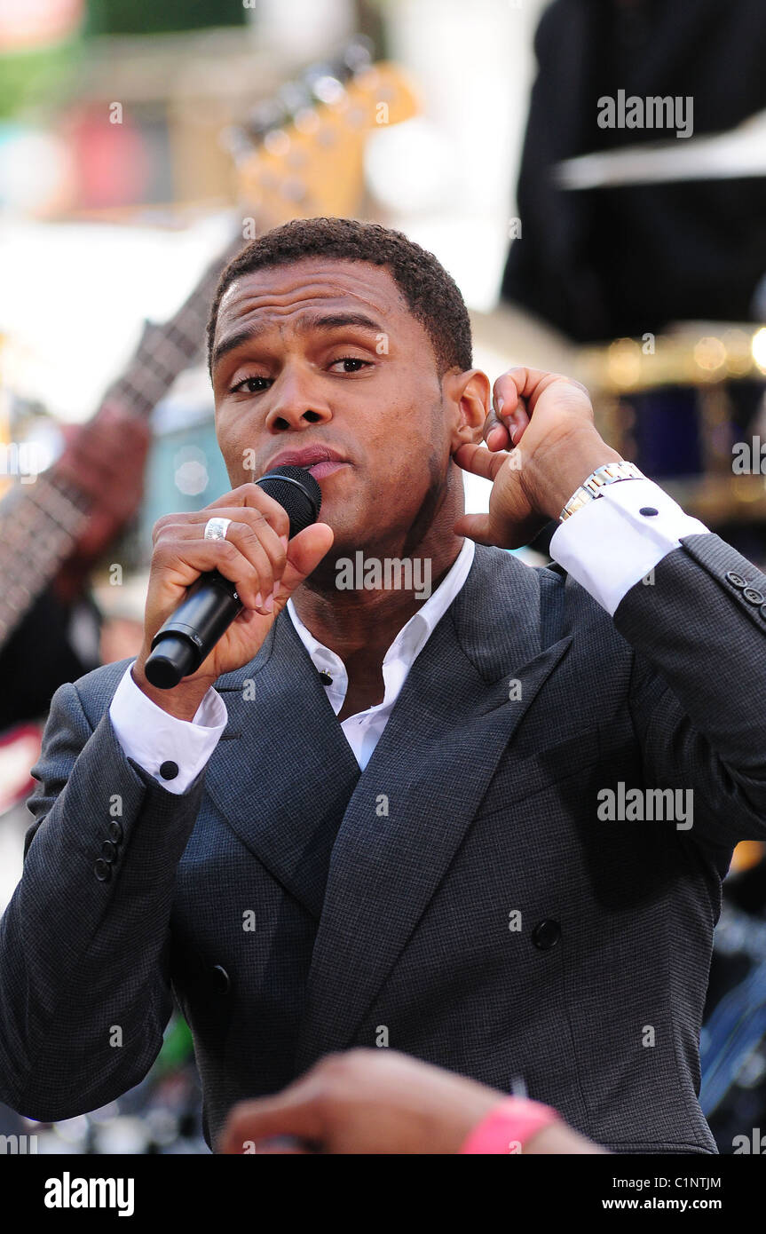 Singer Maxwell performing on the CBS Early Show Summer Concert Series ...