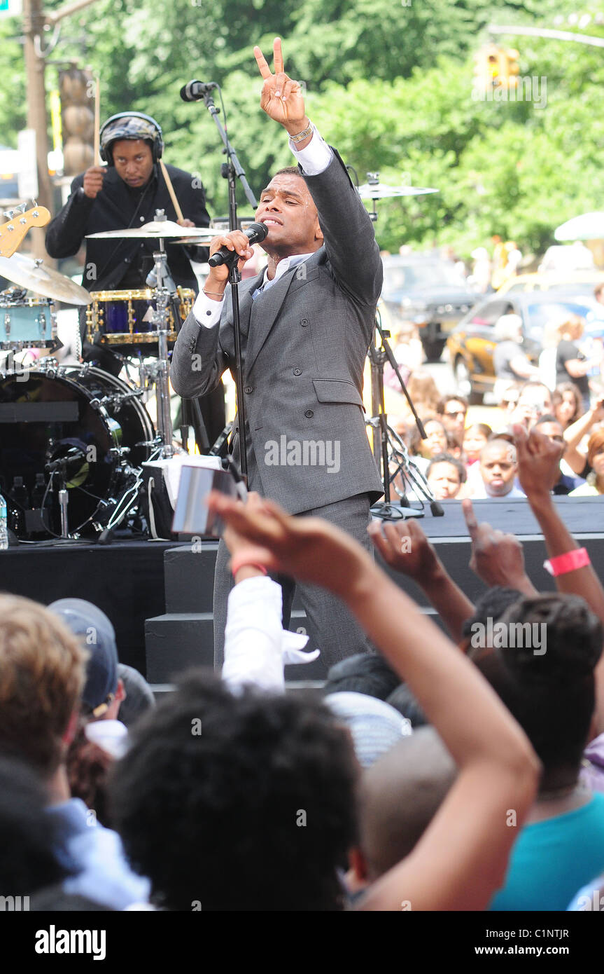 Singer Maxwell performing on the CBS Early Show Summer Concert Series ...