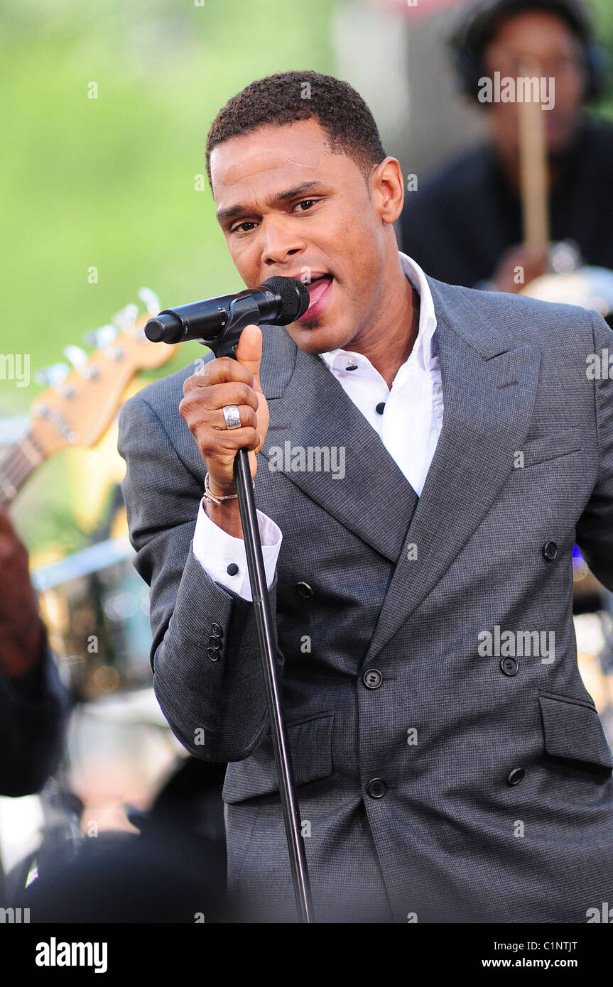 Singer maxwell performing on cbs hi-res stock photography and images ...