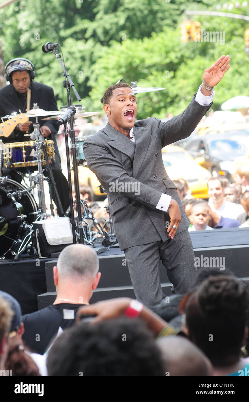 Singer Maxwell performing on the CBS Early Show Summer Concert Series ...