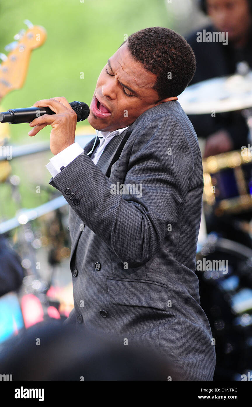 Singer maxwell performing on cbs hi-res stock photography and images ...