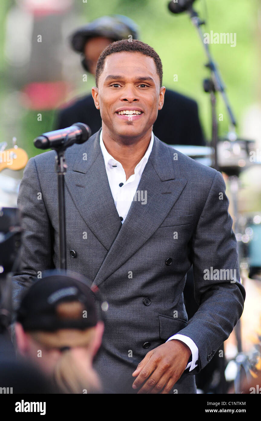 Singer Maxwell performing on the CBS Early Show Summer Concert Series ...