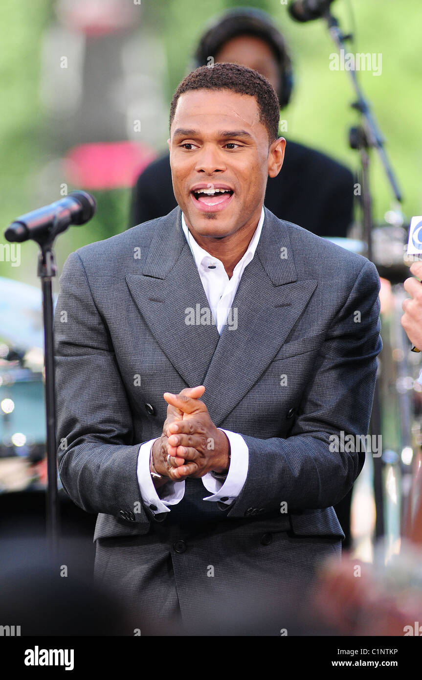 Singer Maxwell performing on the CBS Early Show Summer Concert Series ...