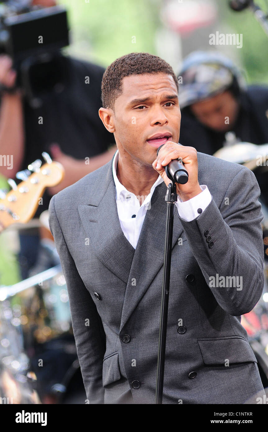 Singer maxwell performing on cbs hi-res stock photography and images ...