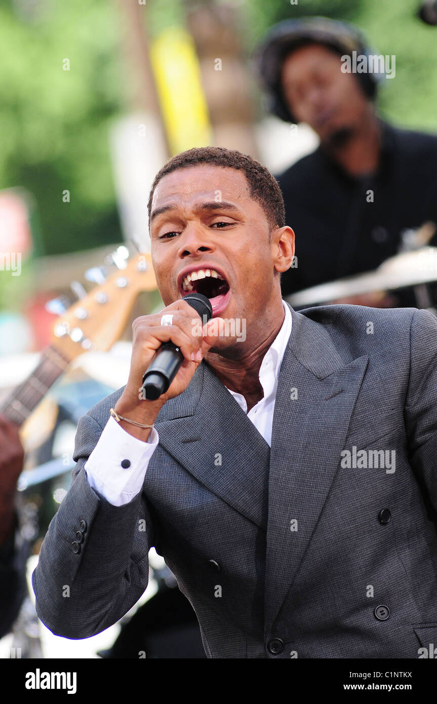 Singer Maxwell performing on the CBS Early Show Summer Concert Series ...