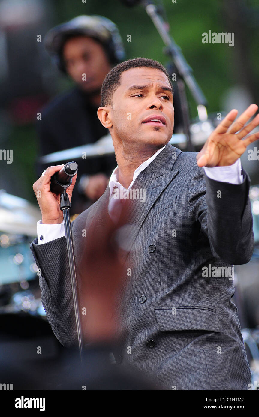 Singer Maxwell performing on the CBS Early Show Summer Concert Series ...