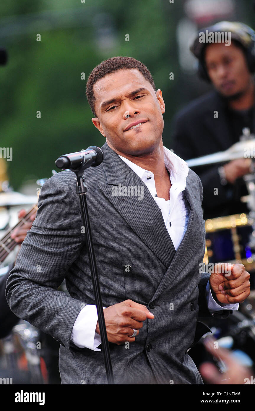 Singer Maxwell performing on the CBS Early Show Summer Concert Series ...