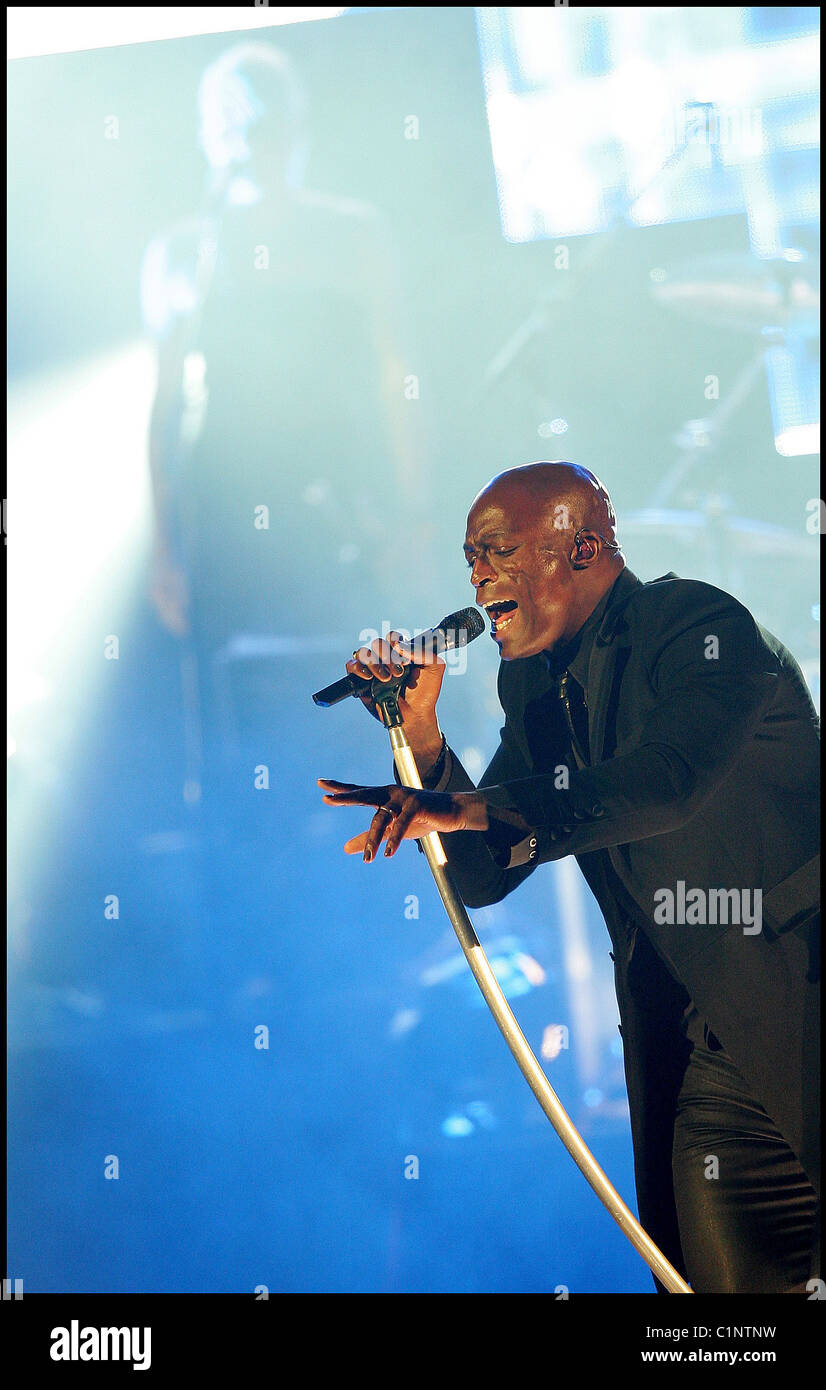 Singer Seal performing in concert at the Palais Omnisport of Paris ...