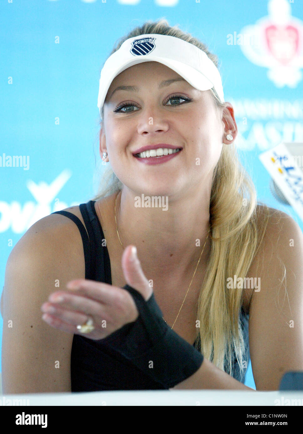 Anna Kournikova coaching the Bloomberg Kids Tennis Clinic at Kastles ...