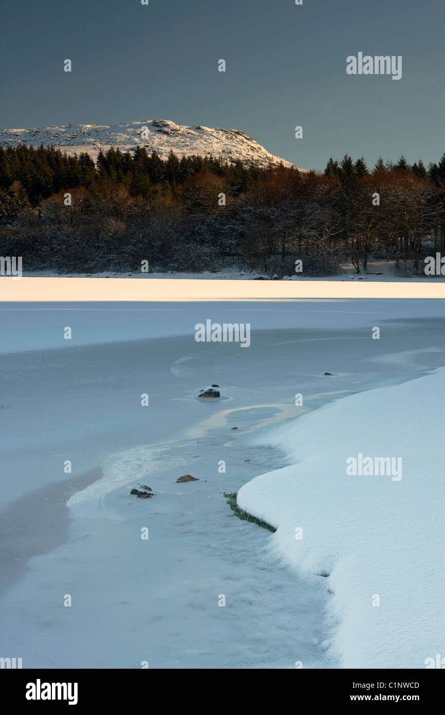 Frozen Burrator reservoir and the snow covered peak of Sheepstor in ...