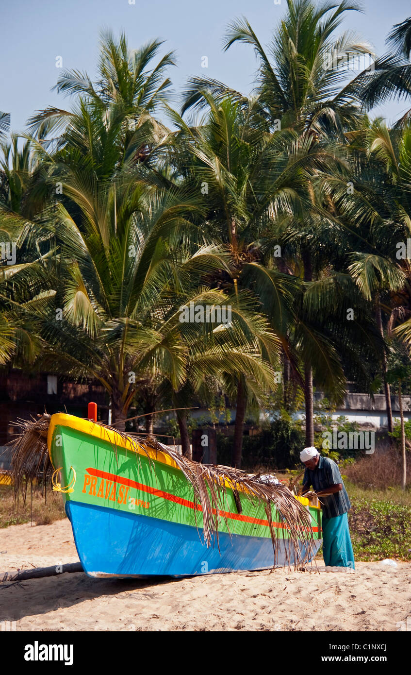 Fisherman preparing fishing boat on historic Kappad Beach in North ...