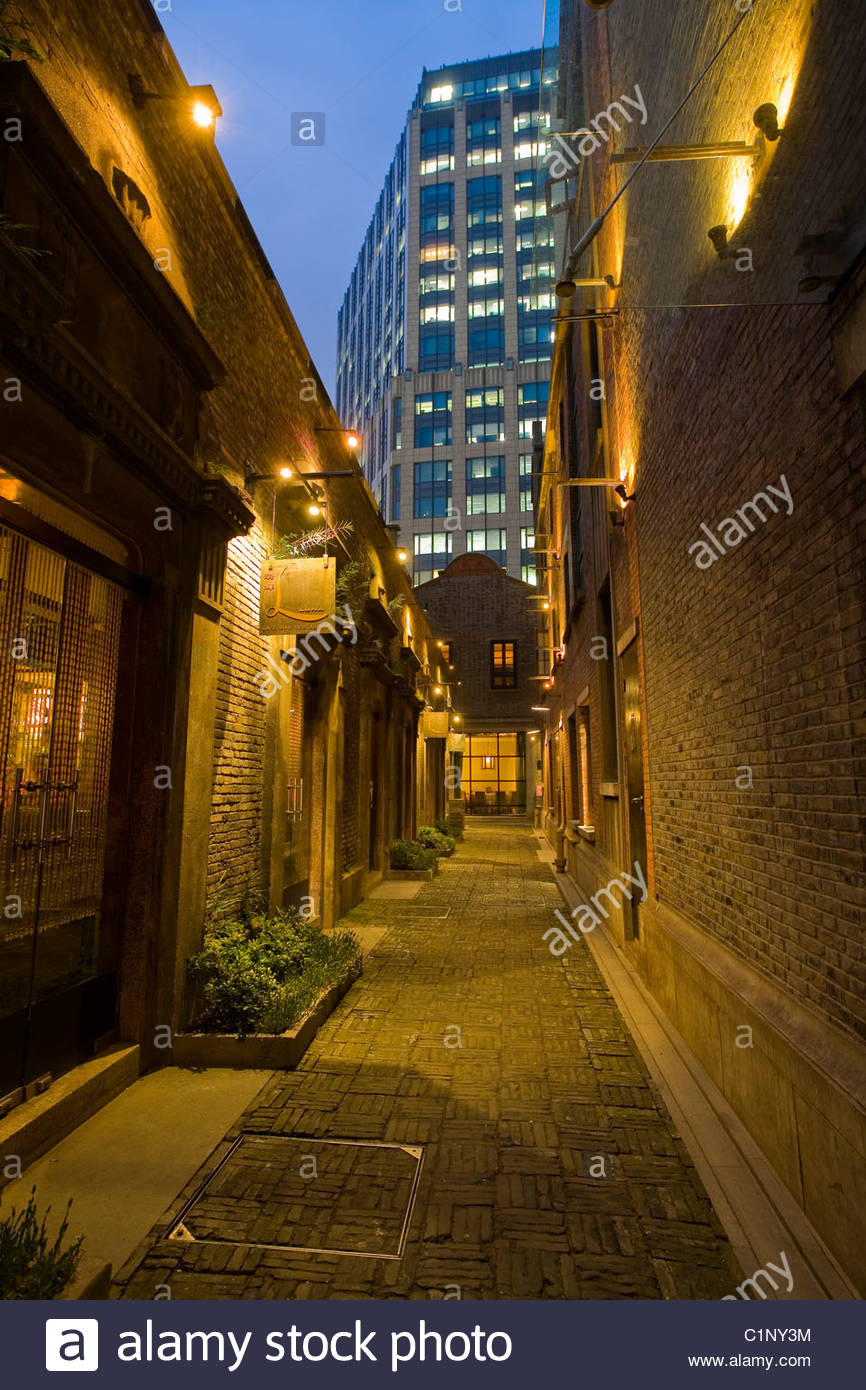 Alleyway Night Stock Photos & Alleyway Night Stock Images - Alamy
