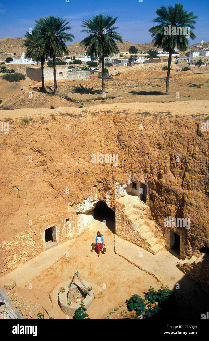 Berber woman matmata tunisia hi-res stock photography and images - Alamy