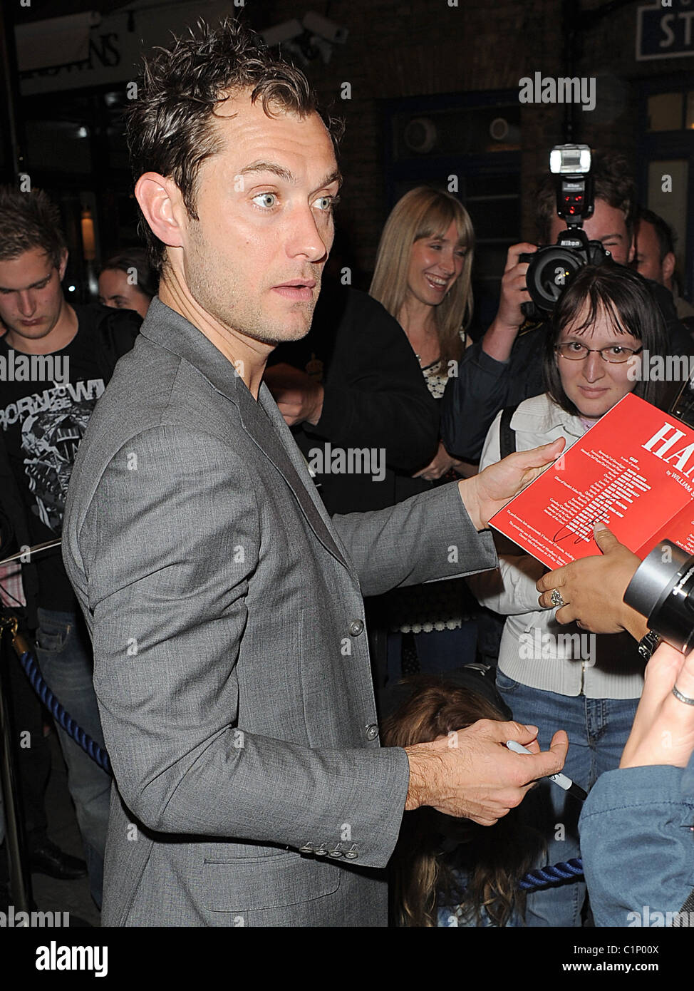 Jude Law signs autographs and poses for pictures with fans, before ...