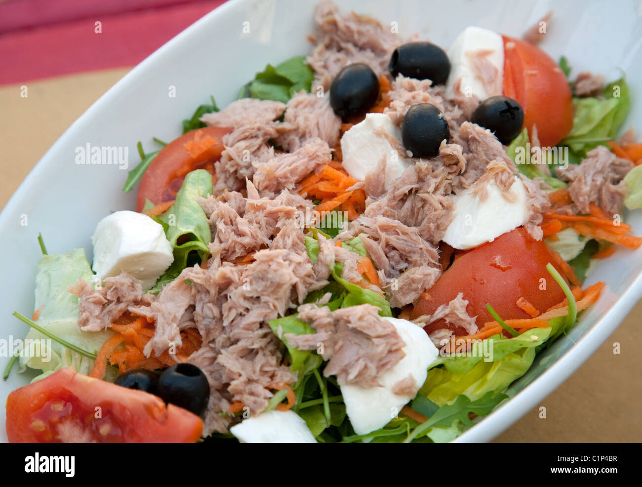 A plate of tuna with greek salad Stock Photo - Alamy
