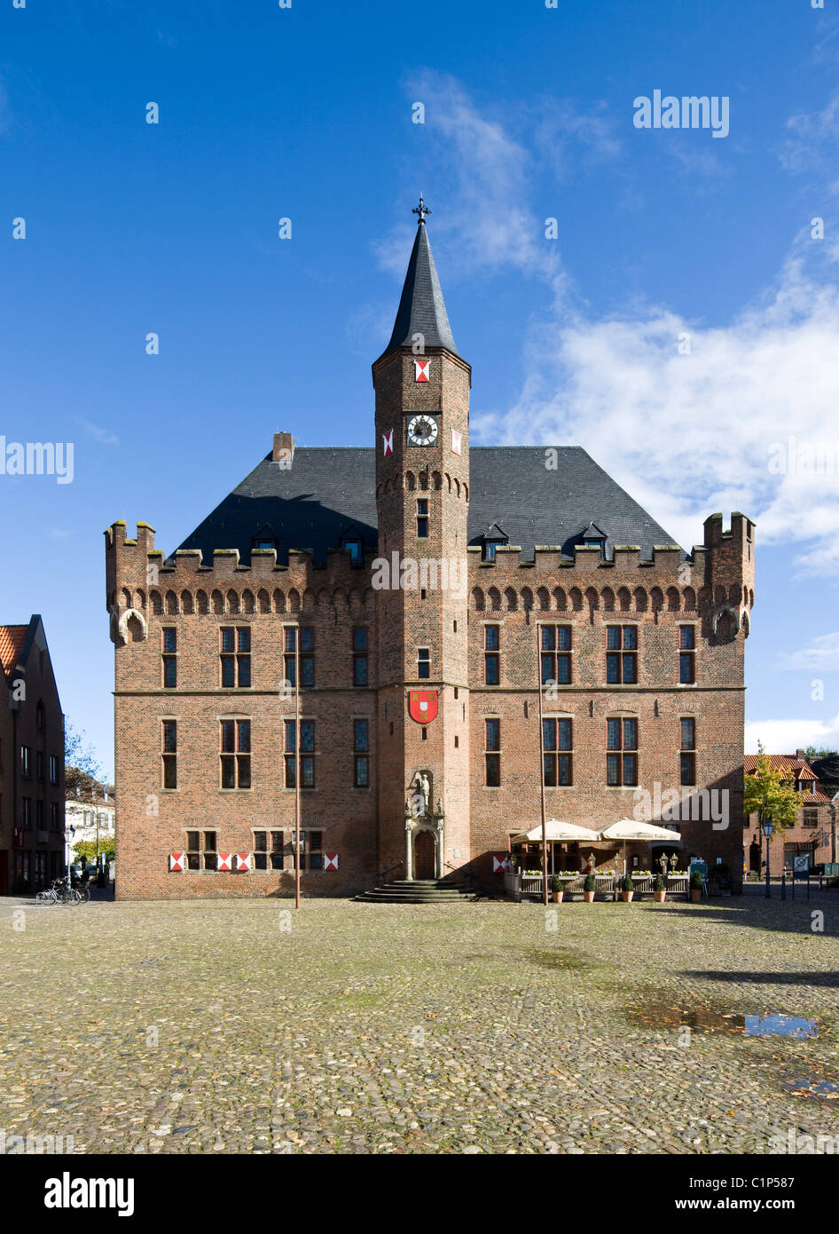 Kalkar, Rathaus und Marktplatz Stock Photo - Alamy
