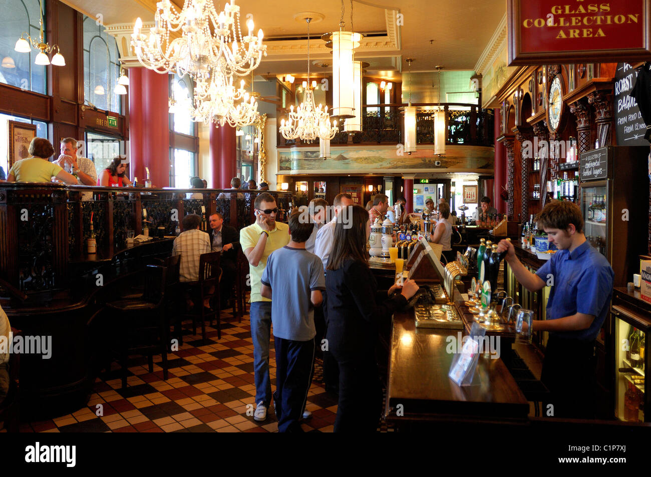 Inside london pub hi-res stock photography and images - Alamy