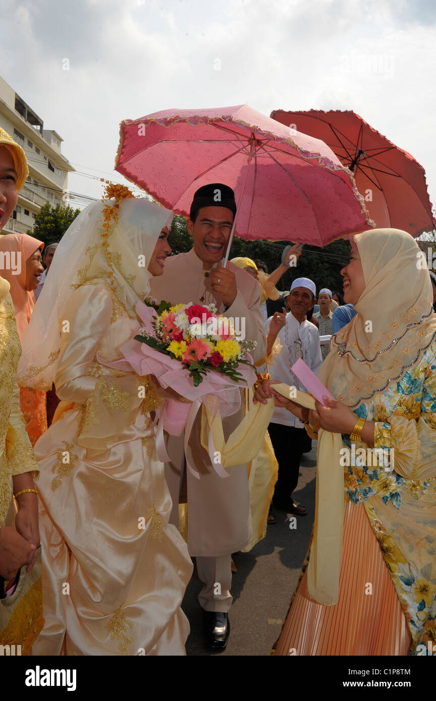 Muslim wedding bride and groom hi-res stock photography and images - Alamy