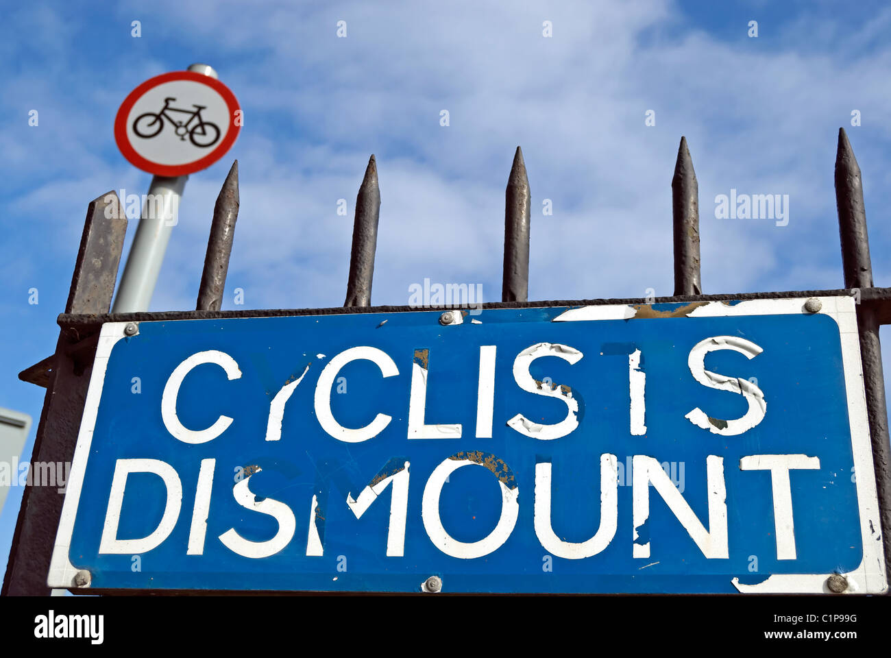 Cyclists dismount signage hi-res stock photography and images - Alamy