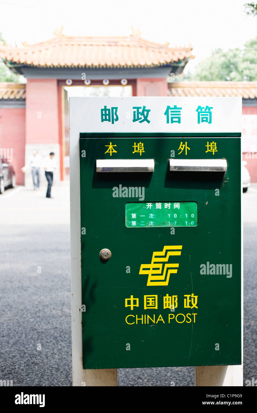 Person at mailbox hi-res stock photography and images - Alamy